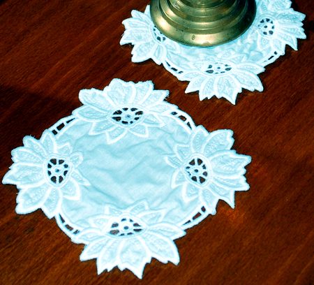 Cutwork Lace Poinsettia DoilyFree Design December 2013 - Advanced ...